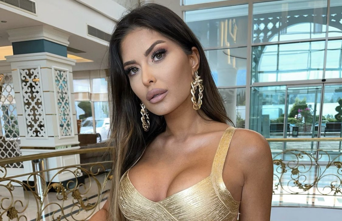 SKINULA SE VODITELJKA PINKA, PA NAPRAVILA BEZOBRAZNE POZE: Ana Radulović zapalila internet ...