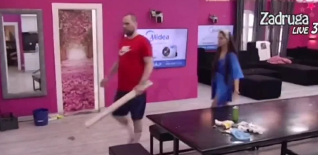 PANIKA U ZADRUZI Zvezdan Slavnić unezvjereno divljao po Bijeloj kući, vitlao palicom, pa ušao u ...