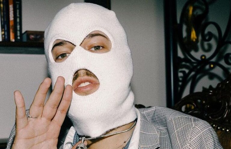 DEVITOVA PRVA SLIKA BEZ MASKE: Fotka iz luks hotela isplivala na ...