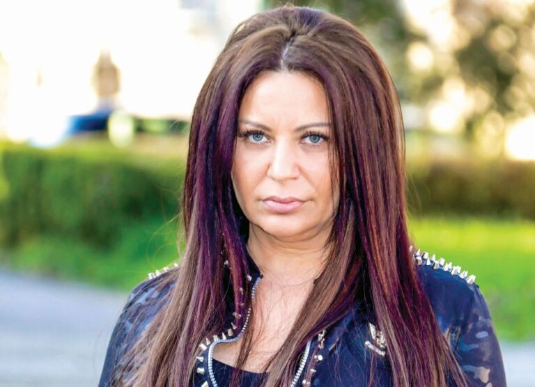 STOJA SE KOLIMA SLUPALA U ZID! Pjevačicu momak ostavio, a ona mu ...