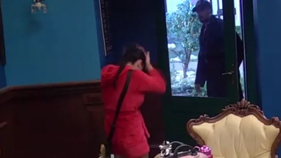 POTRESNE SCENE U RIJALITIJU! Učesnica se uda*a po glavi i vriš*i na sav glas, a razlog je ...