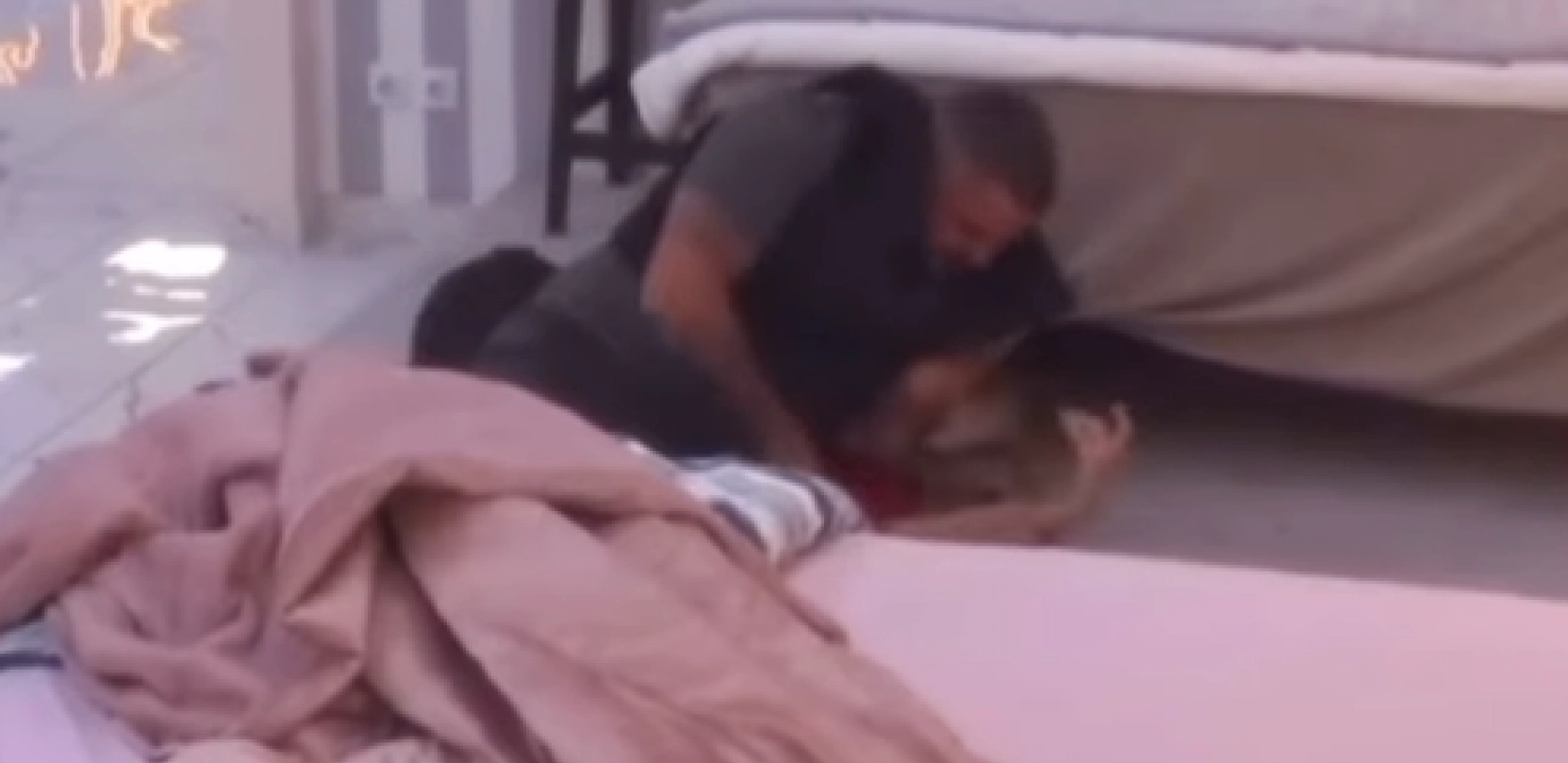 DNO DNA - LEŽI PREKO NJE, A ONA PRIJE*I NOŽ*M! Stravičan snimak nas*lja ...